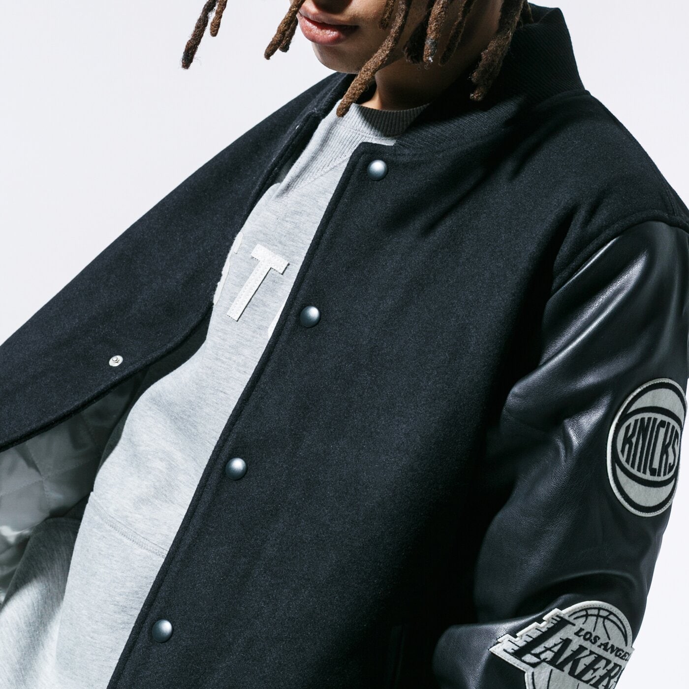 NEW ERA KABÁT NBA PATCH VARSITY JACKET NBA ALL OVER BLK 12123906 FEKETE ...